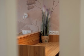 Um balcão de madeira com um vaso de planta trançado.