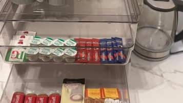 Um armário espaçoso com canecas, sachês de chá e lanches.