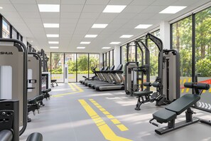 Uma academia com equipamentos de ginástica, esteiras e máquinas de musculação.