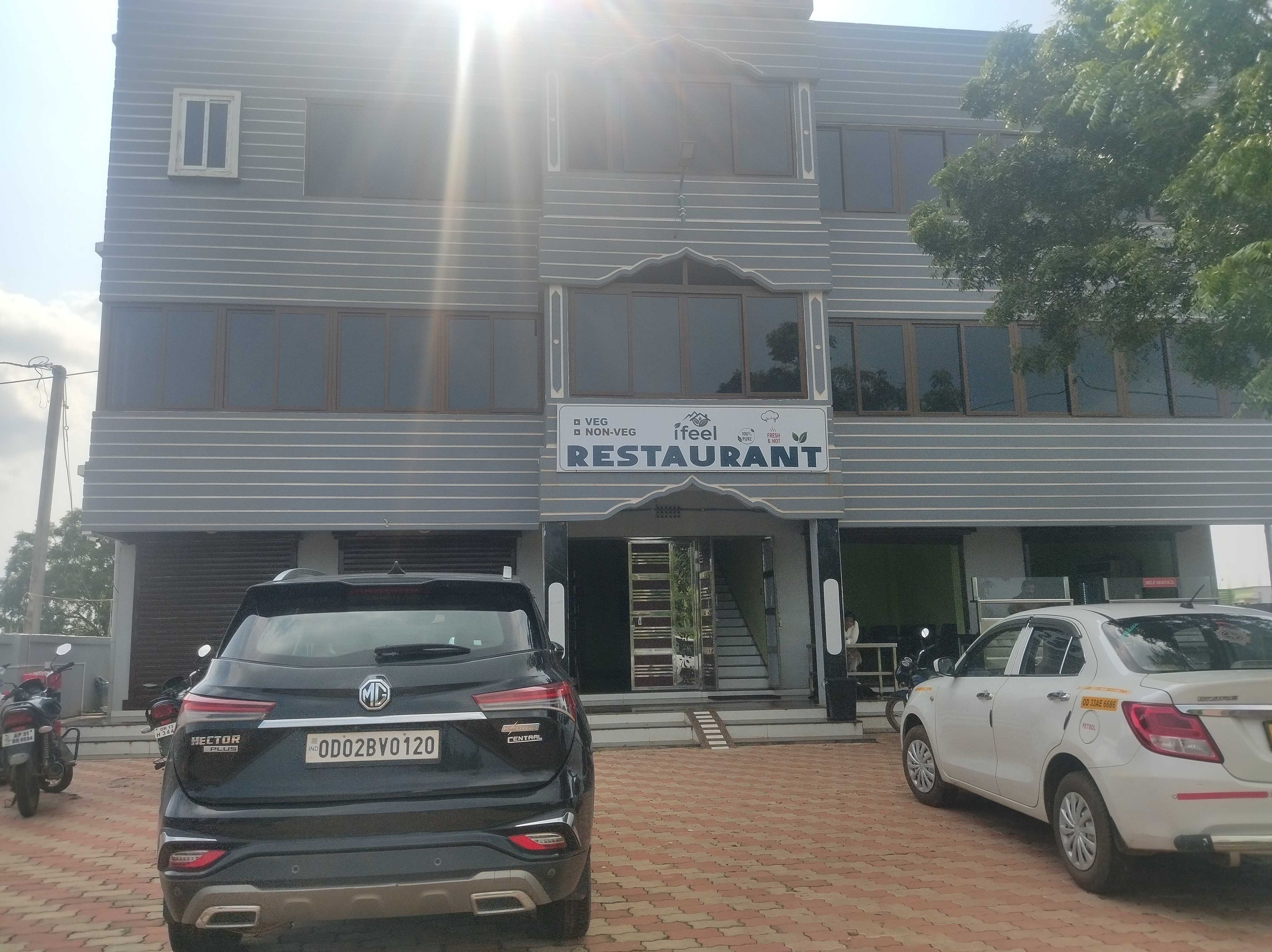 Edifício de dois andares com uma placa indicando um restaurante.