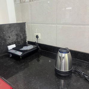 Uma bancada de cozinha com uma cafeteira e uma balança.