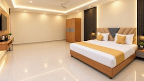 Quarto moderno com uma cama grande, guarda-roupa, mesa de cabeceira e televisão.