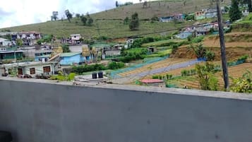 Zona residencial com casas e campos em socalcos.