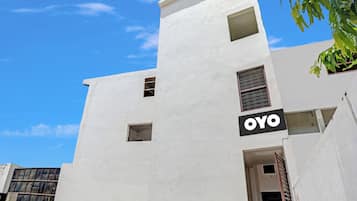 Um edifício branco com uma placa que diz 'OYO'.