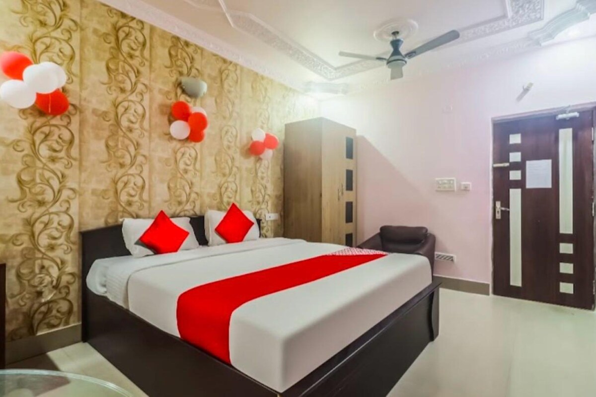 Quarto com cama, guarda-roupa, cadeira e porta.