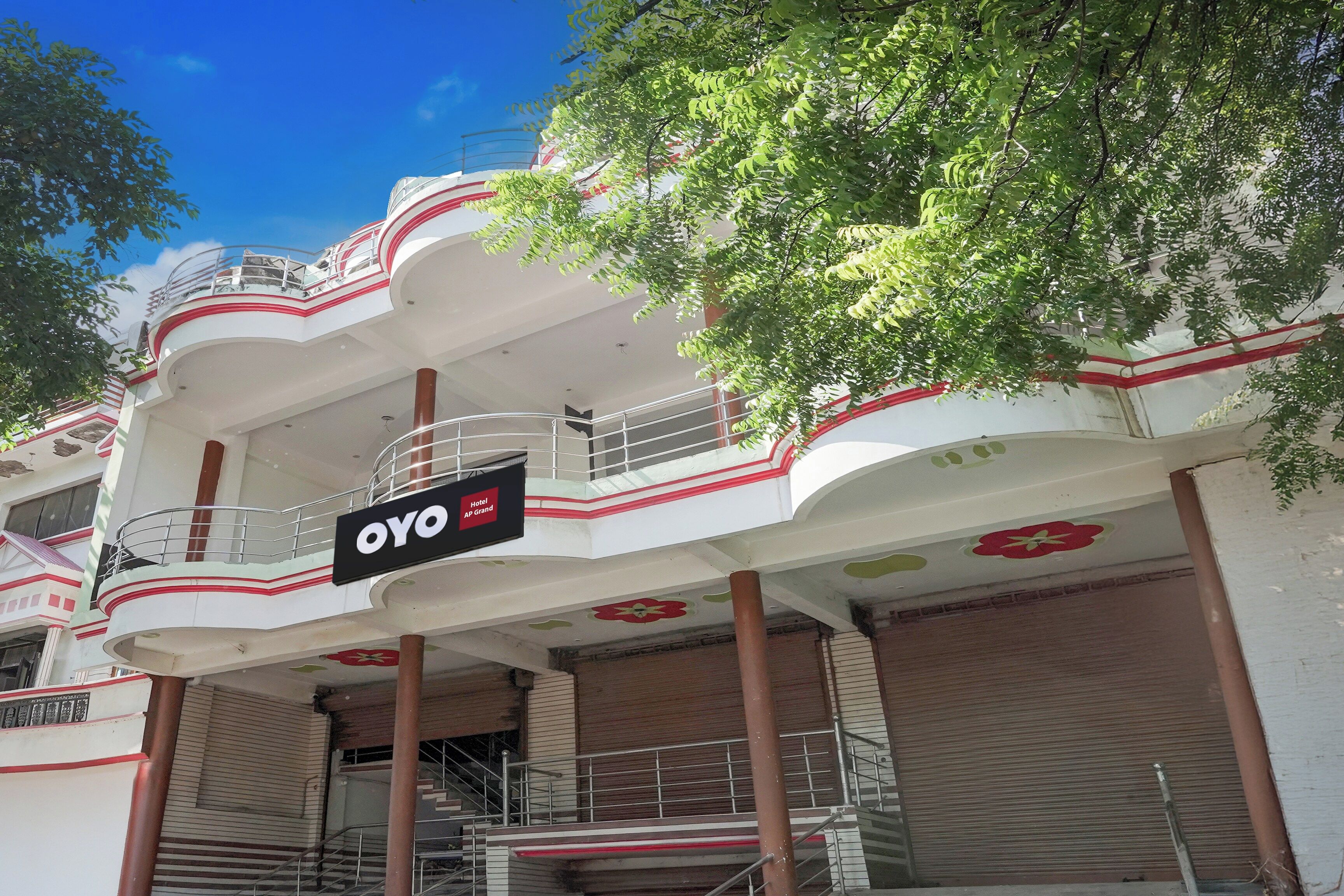 Um edifício de hotel com uma placa indicando 'OYO AP Grand'.