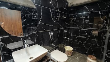 Casa de banho com lavatório branco, sanita e bidé.