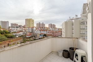 Zona residencial com diversos edifícios, incluindo arranha-céus e construções mais baixas.