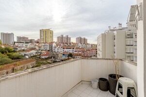 Zona residencial com diversos edifícios, incluindo arranha-céus e construções mais baixas.