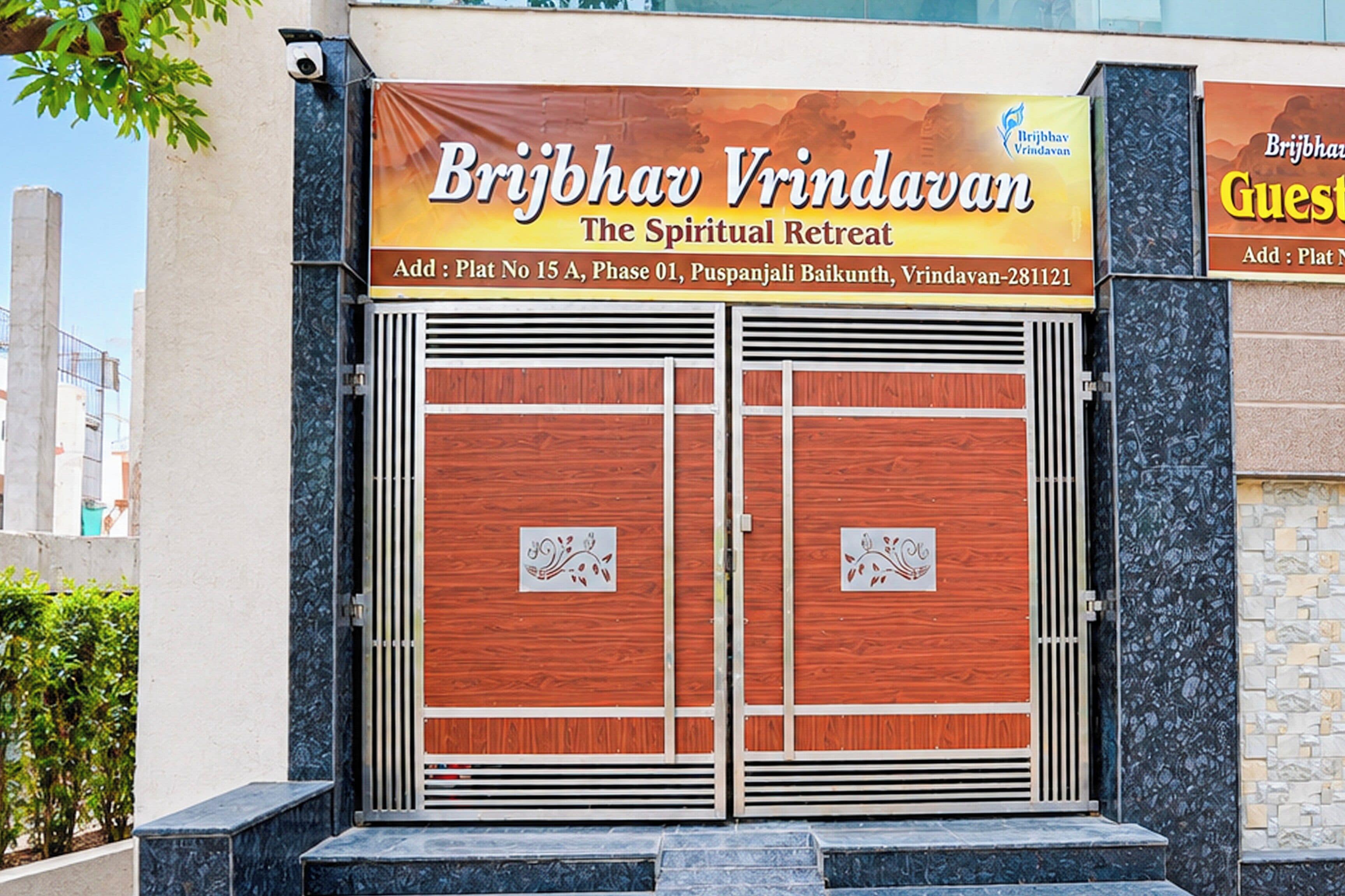 Entrada de um edifício com uma placa indicando Brijbhav Vrindavan, um retiro espiritual.