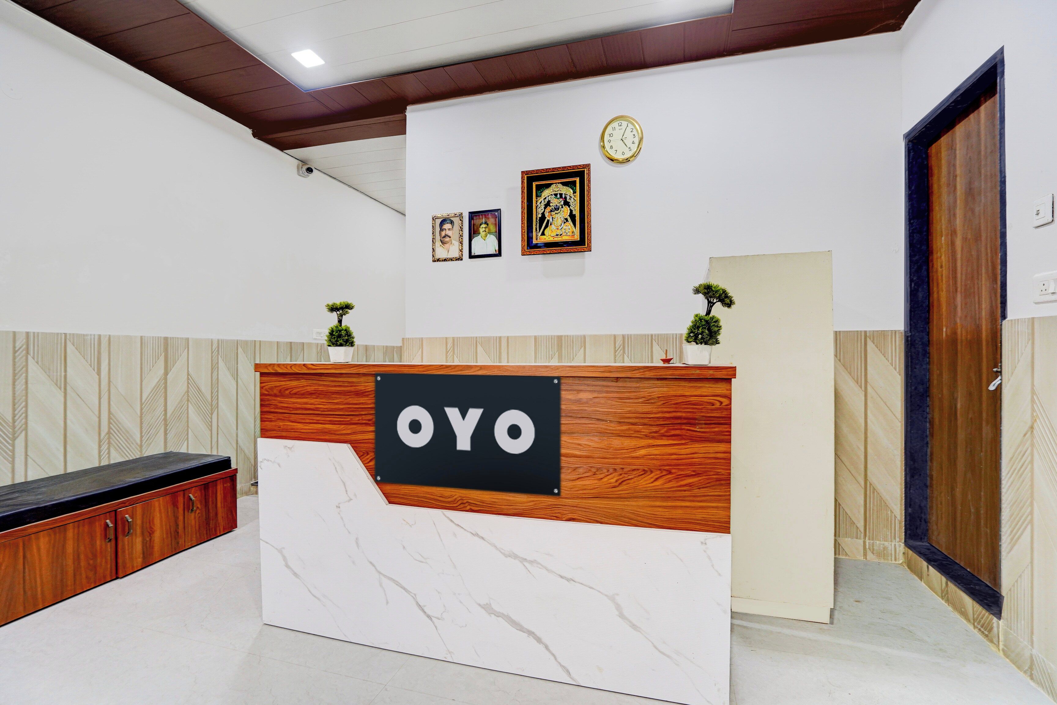 Uma mesa de recepção com uma placa indicando 'OYO' em um interior moderno.