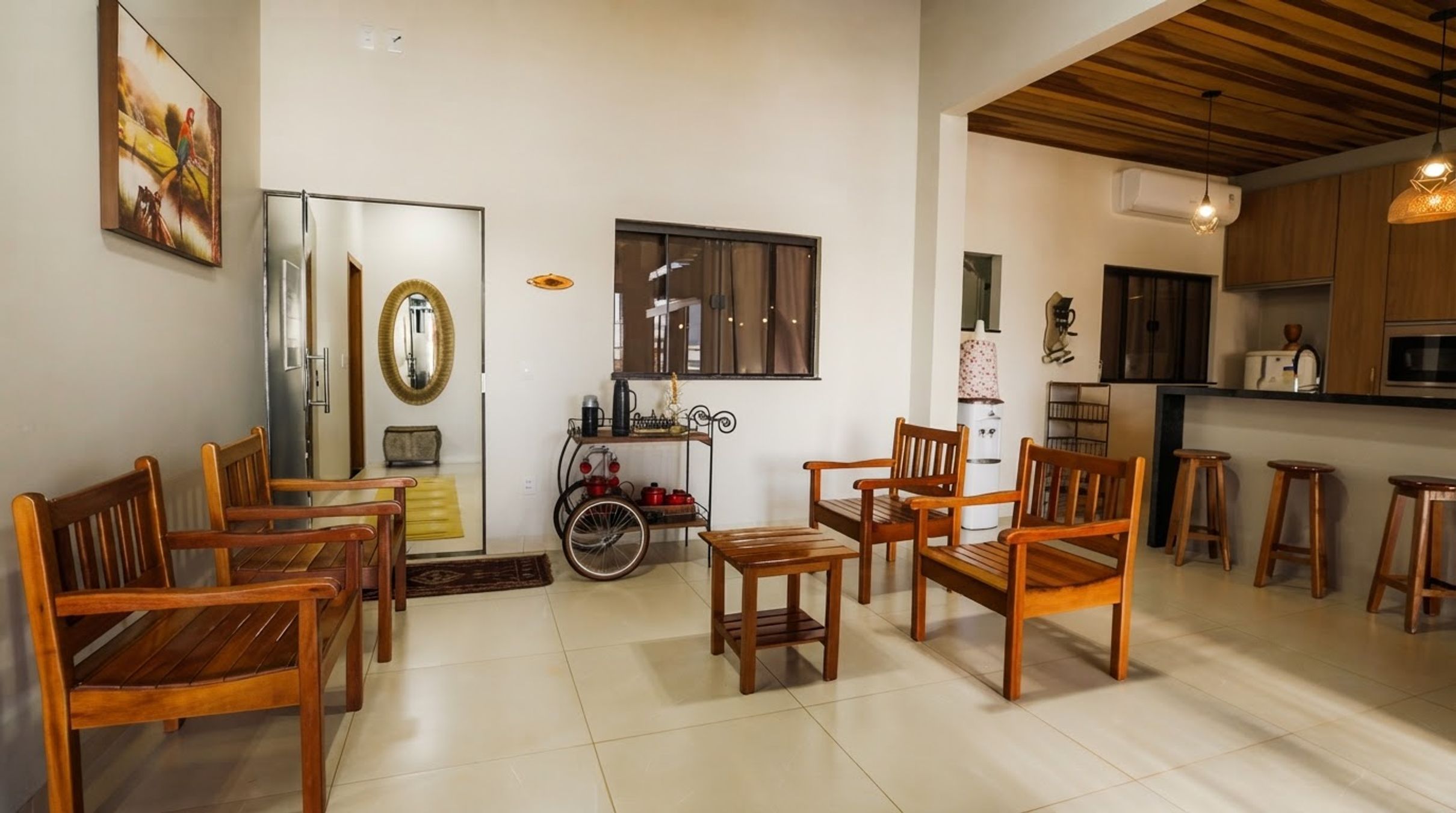 Quarto com móveis de madeira, uma bicicleta e uma cozinha.