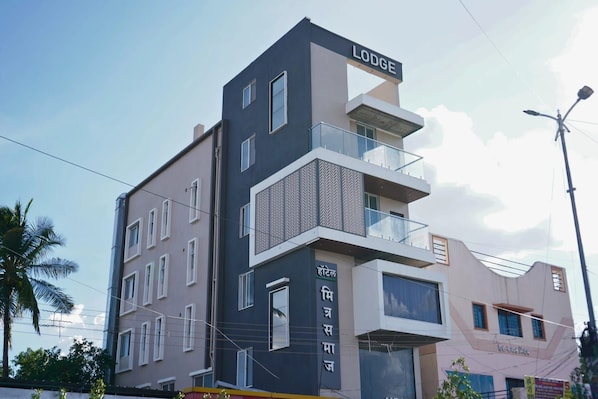 Um edifício com vários andares, com uma placa indicando 'Lodge' no topo.