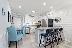 Apartamento Deluxe em Condomínio Fechado, 2 quartos, varanda, vista parcial para o oceano (106E) | Cozinha privada | Um frigorífico, um micro-ondas, um forno, uma placa de cozinha