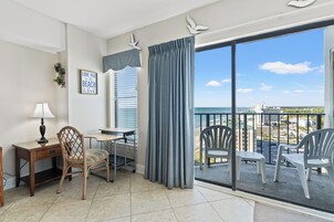 Apartamento em Condomínio Fechado, 2 quartos, varanda, vista para o oceano (1813) | Sala de estar | Televisor 