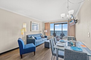 Apartamento Deluxe em Condomínio Fechado, 1 quarto, varanda, junto ao mar (1538) | Sala de estar | Televisor