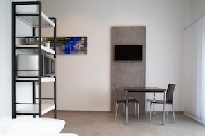 Apartamento, varanda (C) | Sala de estar | TV de ecrã plano 