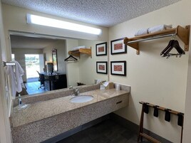 Quarto Standard, 2 camas de casal, não fumadores | Casa de banho | Uma combinação polibã/banheira, toalhas fornecidas 