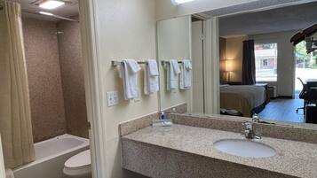 Uma combinação polibã/banheira, toalhas fornecidas