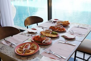 Pequenos-almoços, almoços, jantares servidos, cozinha regional 