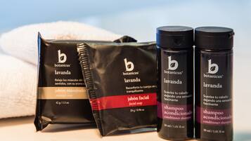 Conjunto de produtos de higiene pessoal, incluindo sabonete facial, condicionador, shampoo e gel de banho.