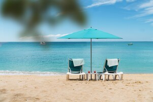 Uma praia privada nas proximidades, espreguiçadeiras 