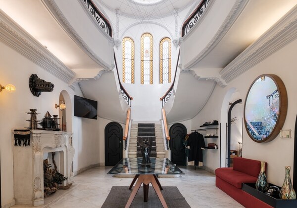 Pug Seal Polanco Allan Poe - Mexico City