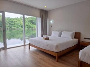 Floating Villa with Breakfast | Minibar, secretária, cortinas/cortinados opacos, Wi-fi grátis 