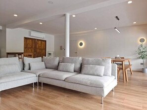 Floating Villa with Breakfast | Sala de estar | Televisor LCD de 32 polegadas com canais via satélite, televisor 