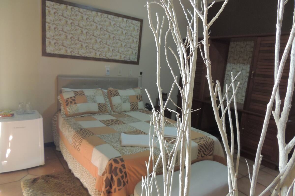 Quarto casal luxo | Escrivaninha, cortinas blackout, camas extras/dobráveis (sobretaxa)