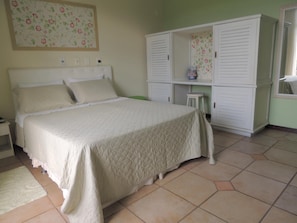 Com decoração personalizada, secretária, cortinas/cortinados opacos 