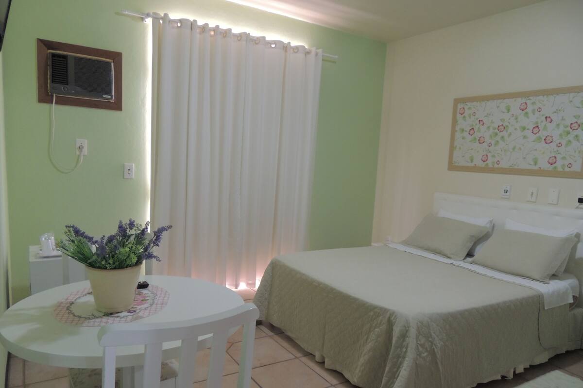 Escrivaninha, cortinas blackout, camas extras/dobráveis (sobretaxa)