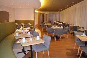 Pequeno-almoço tipo buffet diário (14.50 EUR por pessoa) 