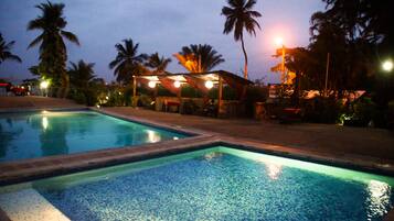 2 piscinas exteriores, da(s) 9:00 à(s) 16:00, espreguiçadeiras