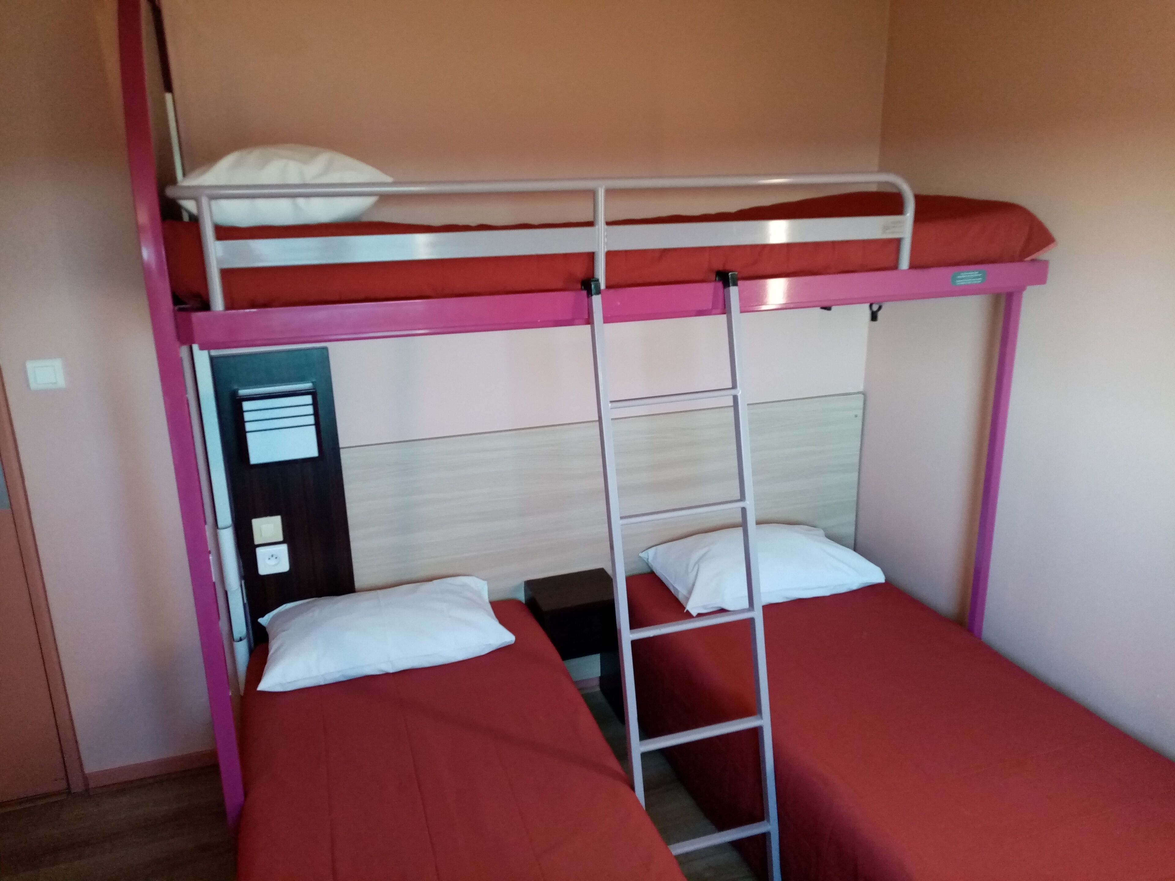 Quarto Triplo Standard | Secretária, Wi-fi grátis, roupa de cama fornecida 