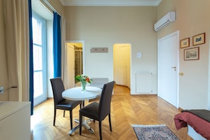 Quarto Triplo Deluxe | Edredões de penas, cofre no quarto, com decoração personalizada 