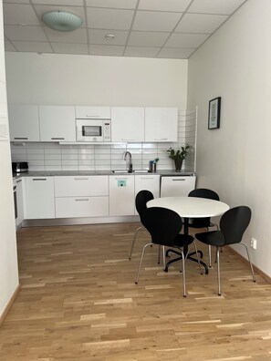 Apartamento Familiar, 2 quartos | Cozinha privada | Um frigorífico, um micro-ondas, uma cafeteira/bule 