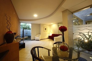 Área de estar no saguão
