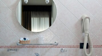 Quarto Duplo | Casa de banho | Um polibã, um chuveiro fixo, artigos de higiene pessoal grátis 