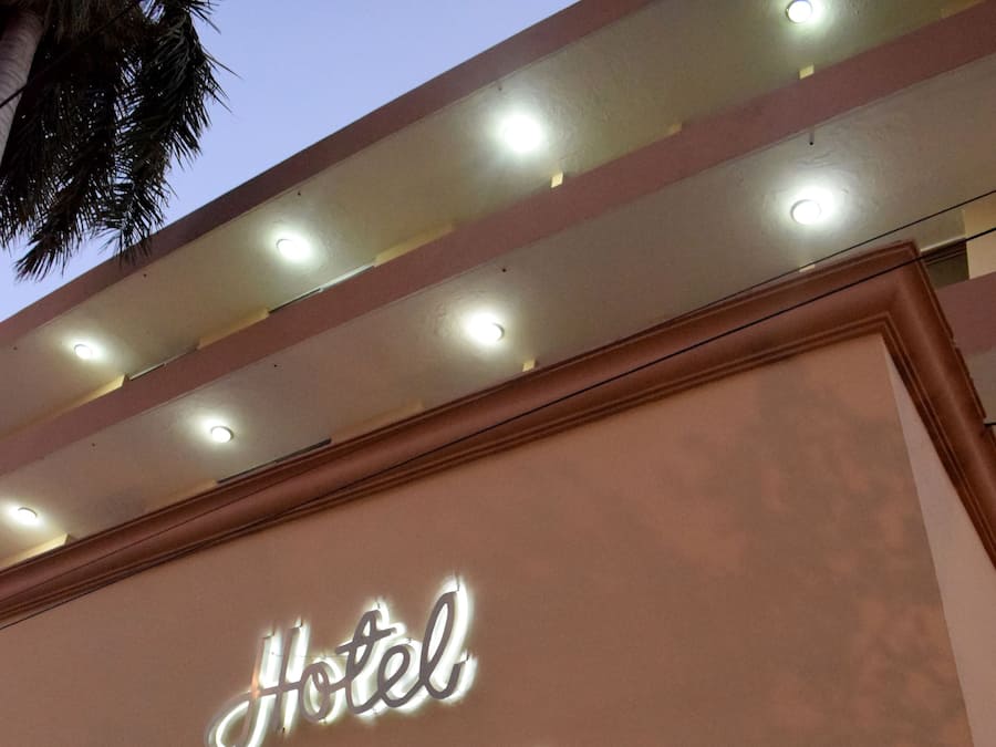 Fachada do alojamento (tarde/noite)