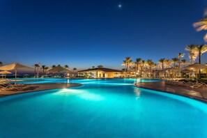 Piscina interior, 8 piscinas exteriores, guarda-sóis, espreguiçadeiras