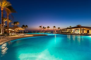 Piscina interior, 8 piscinas exteriores, guarda-sóis, espreguiçadeiras