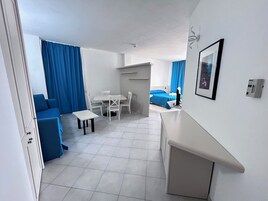 Quarto família, vista para o mar | Área de estar | TV de tela plana