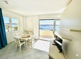 Quarto Familiar, vista para o mar | Camas de colchão viscoelástico, minibar, cofre no quarto, secretária 