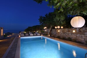 Piscina exterior, espreguiçadeiras 