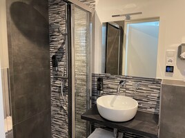 Quarto casal econômico, 2 camas de solteiro | Banheiro | Chuveiro, chuveiro com efeito de chuva, produtos de toalete grátis