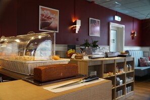 Café da manhã com buffet grátis todos os dias