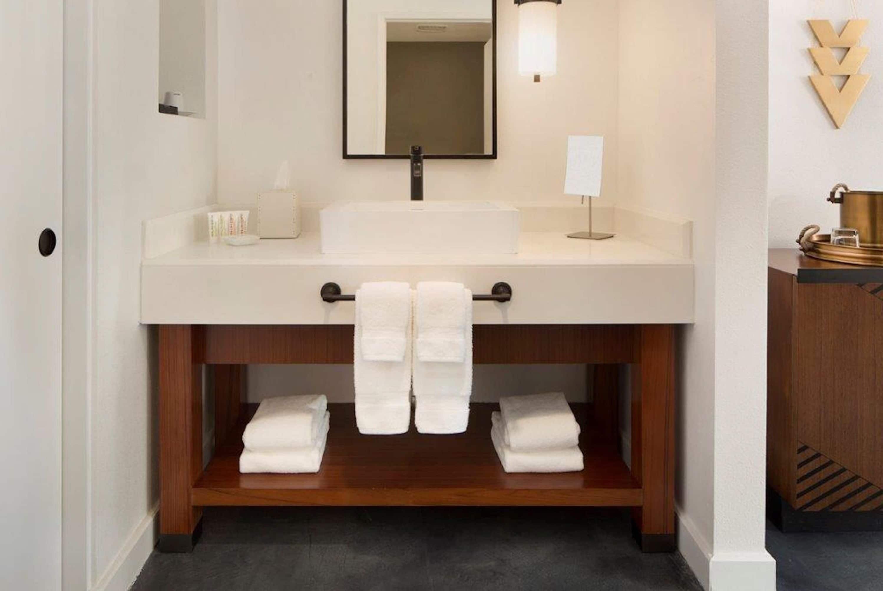 Quarto, 2 camas Queen, para não fumantes | Banheiro | Secador de cabelo, toalhas de banho, sabonete, shampoo