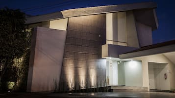Fachada da propriedade à noite