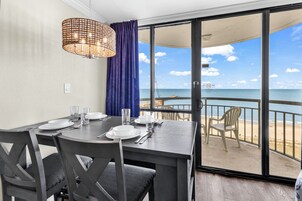 Apartamento Comfort em Condomínio Fechado, 1 quarto, varanda, vista para o oceano | Refeições no quarto